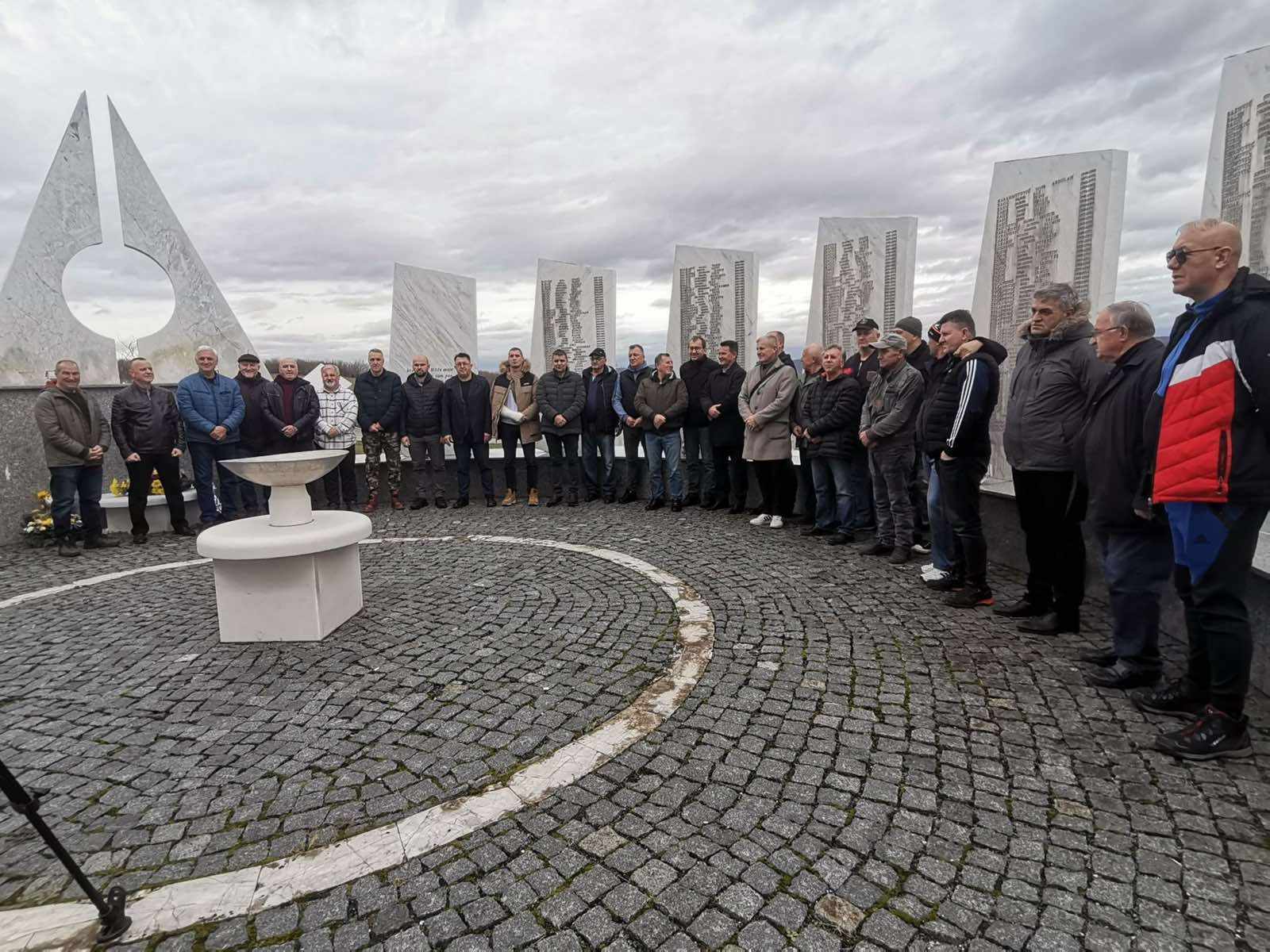 Pomen na heroje - VLADA USK